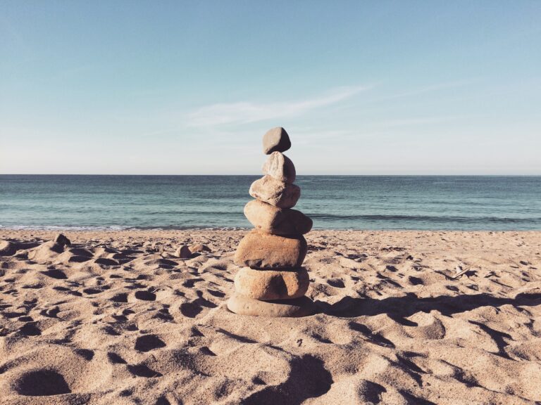 10 Easy Ways to Meditate While Traveling | Mindful Travel